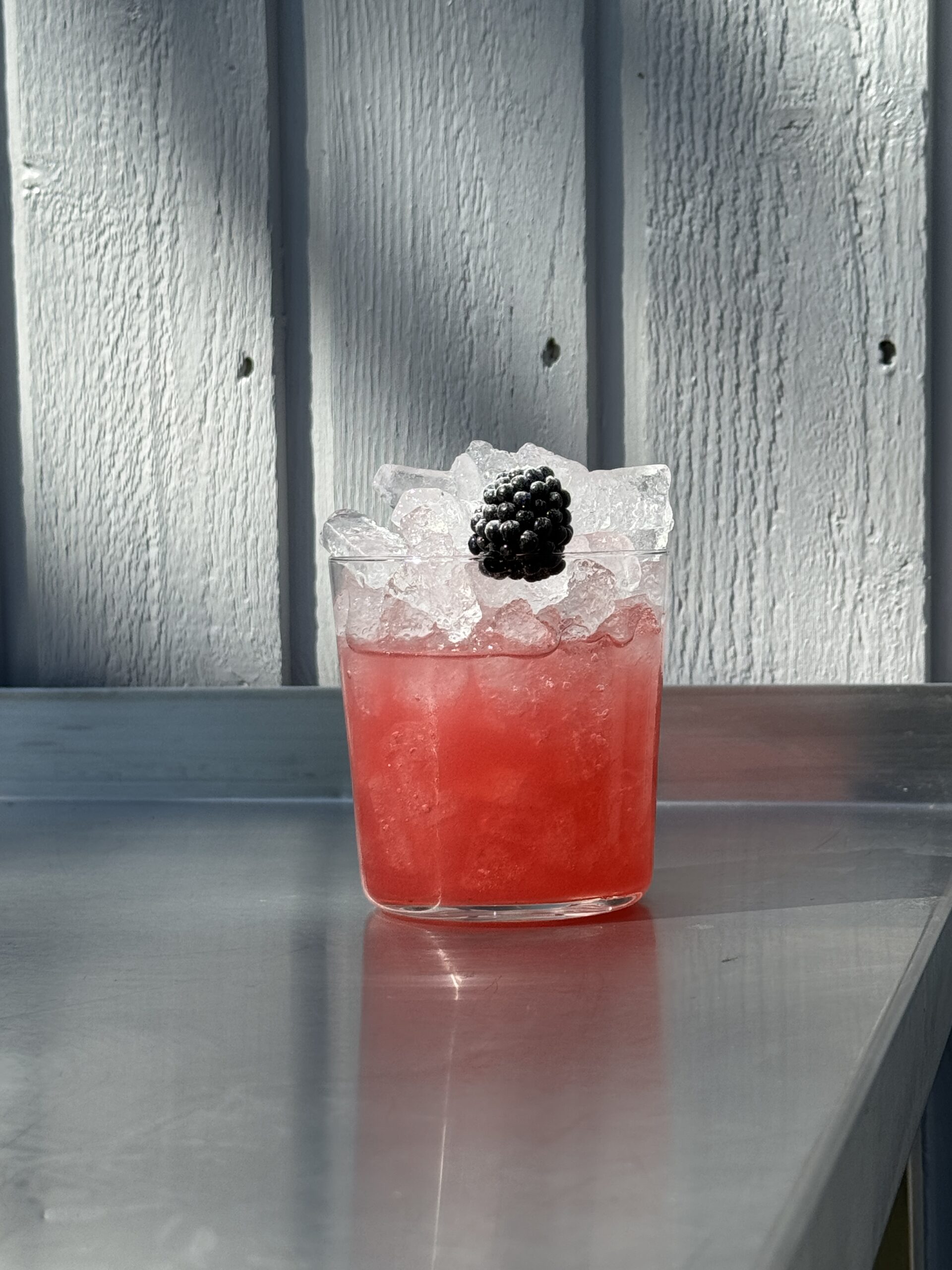 Sådan laver du en Bramble som en rigtig Bartender - Live Shake Die ...